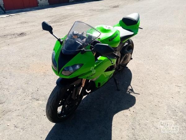 Green Kawasaki Zx-6R 2011 in Panevezys, with an engine capacity of 0.60 L and mileage of 22 thousand km for 5500 €, photo 2 on AUTOMOTO.COM.LV
