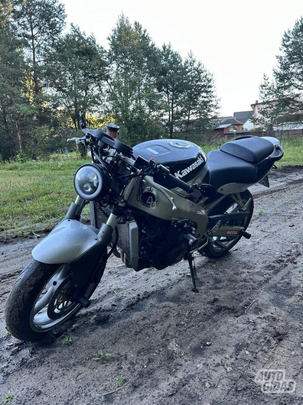 Grey Kawasaki Zx-6R 2000 in Vilnius, with an engine capacity of 0.60 L and mileage of 34 thousand km for 1050 €, photo 4 on AUTOMOTO.COM.LV