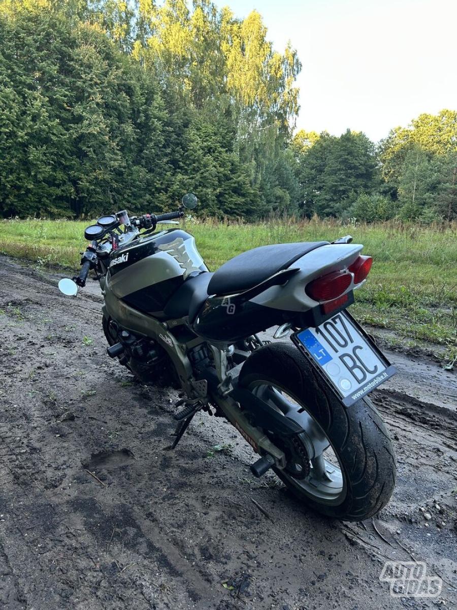 Grey Kawasaki Zx-6R 2000 in Vilnius, with an engine capacity of 0.60 L and mileage of 34 thousand km for 1050 €, photo 5 on AUTOMOTO.COM.LV