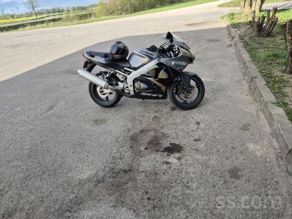 Кавасаки Zx-6R 1999 в Добеле, объемом двигателя 0.60 л и пробегом 0 тыс. км за 2000 €, фото 1 на AUTOMOTO.COM.LV