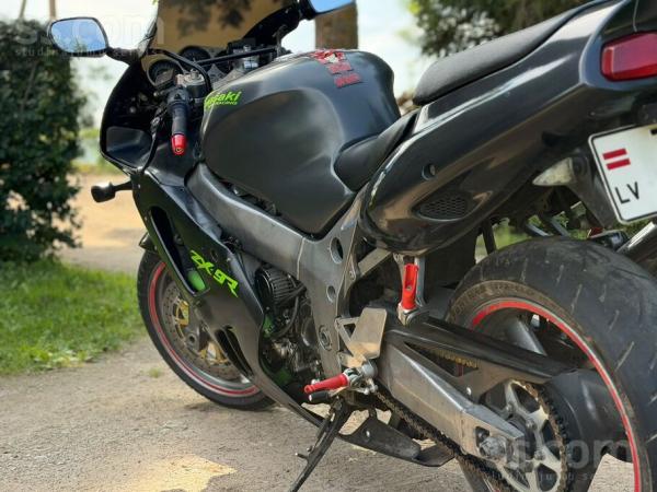 Kawasaki ZX-9R 1994 in Talsi, with an engine capacity of 0.90 L and mileage of 0 thousand km for 1700 €, photo 3 on AUTOMOTO.COM.LV