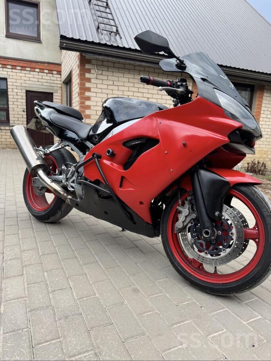Kawasaki ZX-9R 2001 in Rezekne, with an engine capacity of 0.90 L and mileage of 0 thousand km for 2300 €, photo 3 on AUTOMOTO.COM.LV
