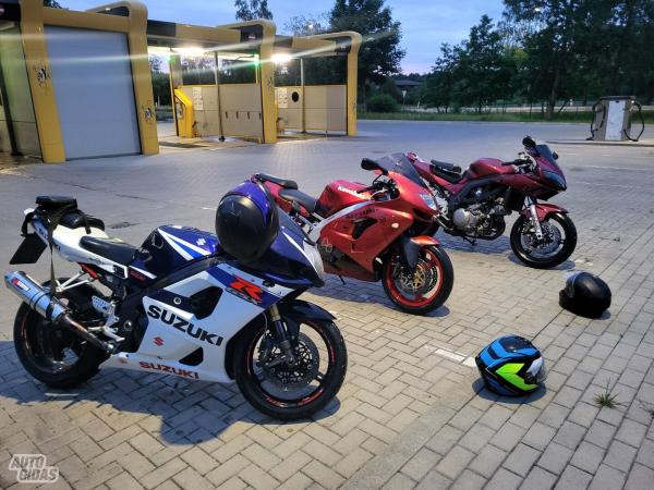 Sarkans Kawasaki ZX-9R 1999 Radviliškis, ar dzinēja tilpumu 0.90 L un nobraukumu 74 tūkst. km par 1800 €, foto 1 vietnē AUTOMOTO.COM.LV