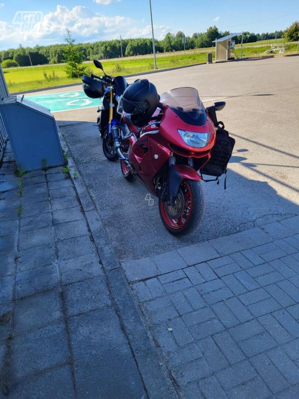 Sarkans Kawasaki ZX-9R 1999 Radviliškis, ar dzinēja tilpumu 0.90 L un nobraukumu 74 tūkst. km par 1800 €, foto 2 vietnē AUTOMOTO.COM.LV