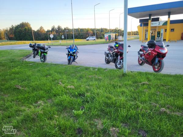 Sarkans Kawasaki ZX-9R 1999 Radviliškis, ar dzinēja tilpumu 0.90 L un nobraukumu 74 tūkst. km par 1800 €, foto 3 vietnē AUTOMOTO.COM.LV