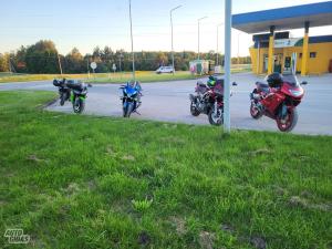 Sarkans Kawasaki ZX-9R 1999 Radviliškis, ar dzinēja tilpumu 0.90 L un nobraukumu 74 tūkst. km par 1800 €, foto 4 vietnē AUTOMOTO.COM.LV