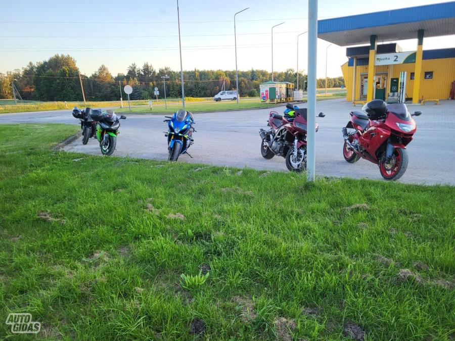 Sarkans Kawasaki ZX-9R 1999 Radviliškis, ar dzinēja tilpumu 0.90 L un nobraukumu 74 tūkst. km par 1800 €, foto 4 vietnē AUTOMOTO.COM.LV