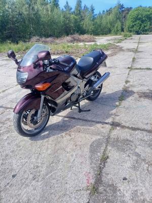 Kawasaki ZZR 600 1998 in Liepaja, with an engine capacity of 0.60 L and mileage of 0 thousand km for 1800 €, photo 3 on AUTOMOTO.COM.LV