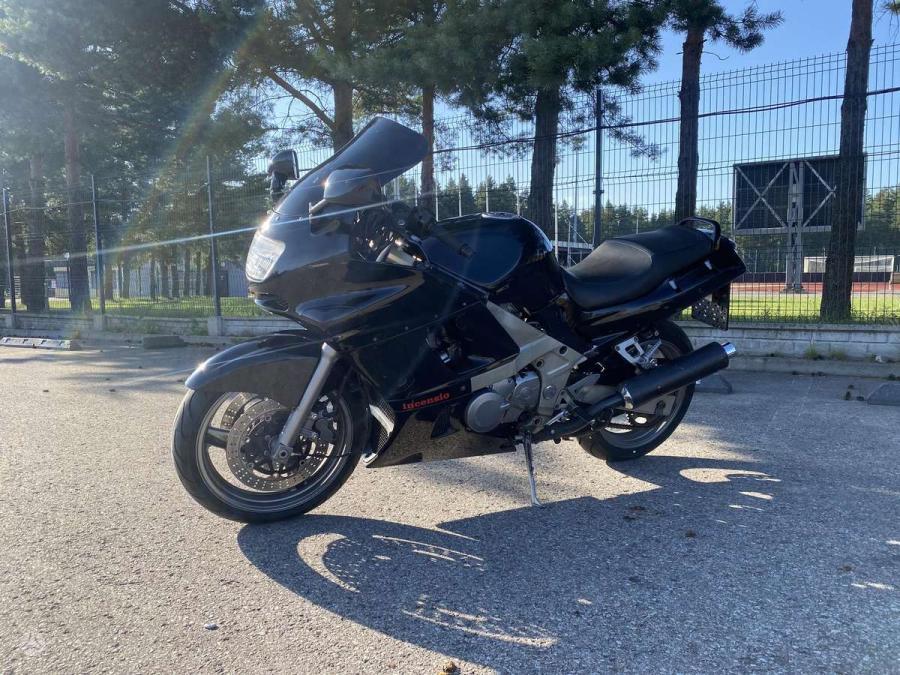 Black Kawasaki ZZR 1994 in Kaunas, with an engine capacity of 0.60 L and mileage of 74 thousand km for 1050 €, photo 1 on AUTOMOTO.COM.LV