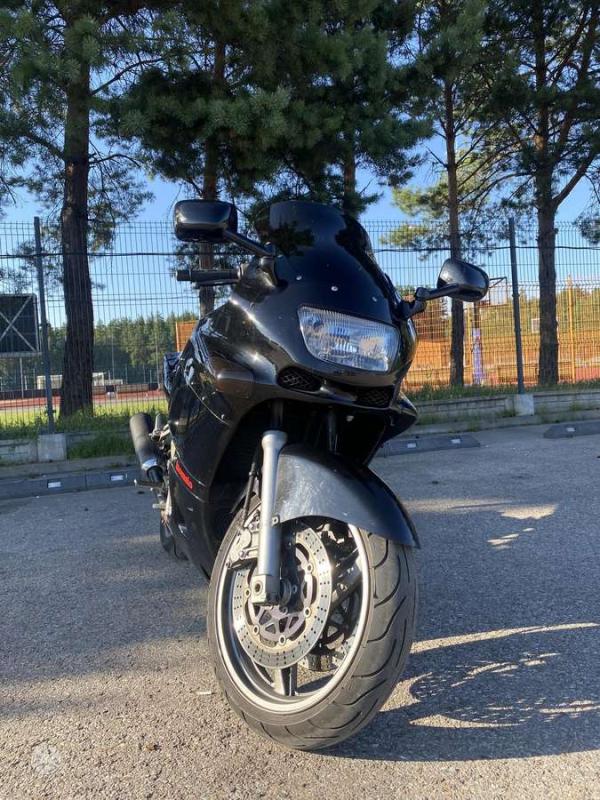 Melns Kawasaki ZZR 1994 Kauņa, ar dzinēja tilpumu 0.60 L un nobraukumu 74 tūkst. km par 1050 €, foto 3 vietnē AUTOMOTO.COM.LV