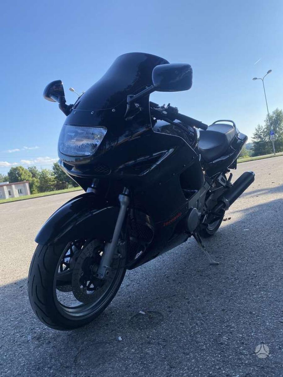 Black Kawasaki ZZR 1994 in Kaunas, with an engine capacity of 0.60 L and mileage of 74 thousand km for 1050 €, photo 6 on AUTOMOTO.COM.LV