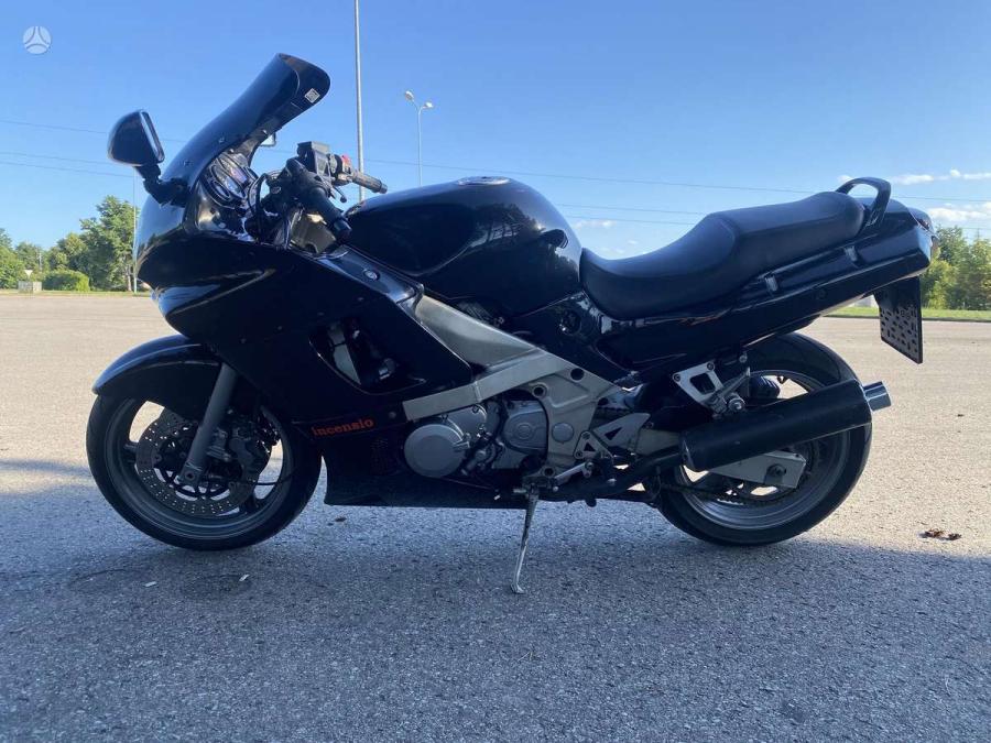 Black Kawasaki ZZR 1994 in Kaunas, with an engine capacity of 0.60 L and mileage of 74 thousand km for 1050 €, photo 8 on AUTOMOTO.COM.LV
