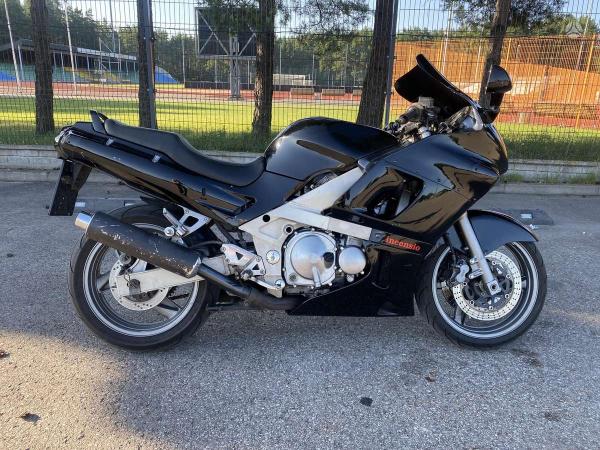 Melns Kawasaki ZZR 1994 Kauņa, ar dzinēja tilpumu 0.60 L un nobraukumu 74 tūkst. km par 1050 €, foto 9 vietnē AUTOMOTO.COM.LV