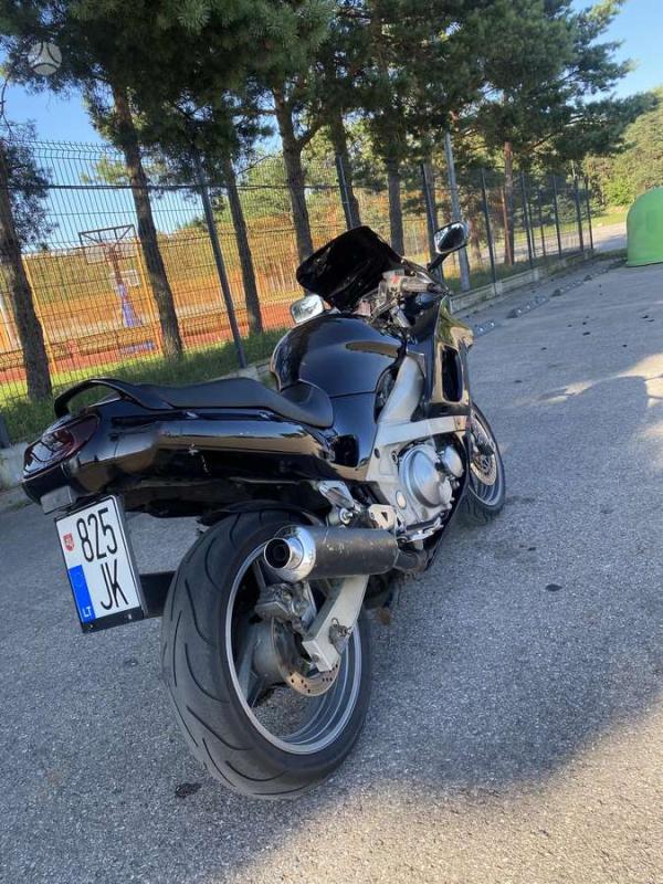 Melns Kawasaki ZZR 1994 Kauņa, ar dzinēja tilpumu 0.60 L un nobraukumu 74 tūkst. km par 1050 €, foto 10 vietnē AUTOMOTO.COM.LV