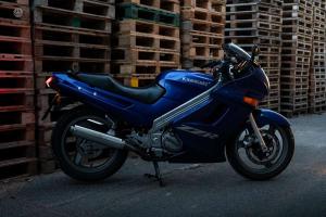 Zils Kawasaki ZZR 2004 Klaipėda, ar dzinēja tilpumu 0.25 L un nobraukumu 20 tūkst. km par 1550 €, foto  vietnē AUTOMOTO.COM.LV