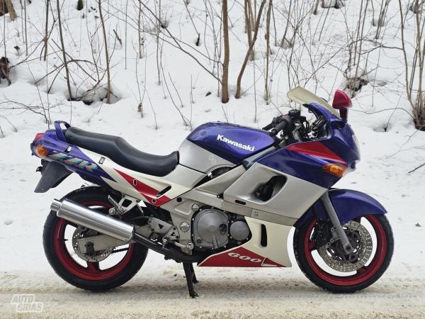 Pelēks Kawasaki ZZR 1994 Viļņa, ar dzinēja tilpumu 0.60 L un nobraukumu 48 tūkst. km par 900 €, foto 1 vietnē AUTOMOTO.COM.LV