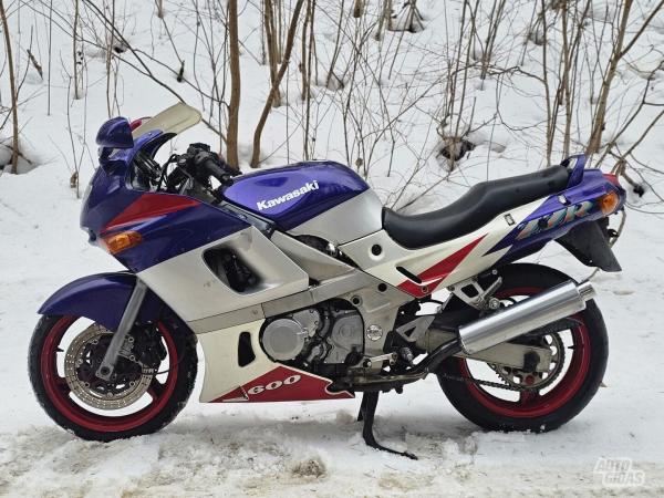 Pelēks Kawasaki ZZR 1994 Viļņa, ar dzinēja tilpumu 0.60 L un nobraukumu 48 tūkst. km par 900 €, foto 2 vietnē AUTOMOTO.COM.LV