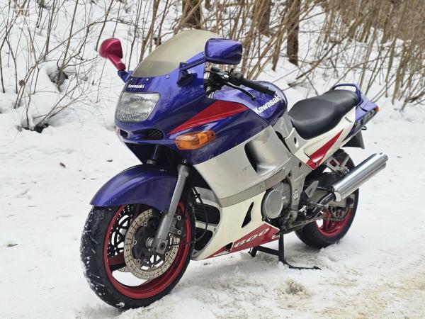 Pelēks Kawasaki ZZR 1994 Viļņa, ar dzinēja tilpumu 0.60 L un nobraukumu 48 tūkst. km par 900 €, foto 4 vietnē AUTOMOTO.COM.LV