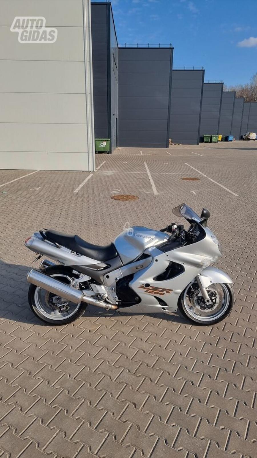 Grey Kawasaki ZZR 2002 in Kaunas, with an engine capacity of 1.17 L and mileage of 28 thousand km for 2300 €, photo 1 on AUTOMOTO.COM.LV