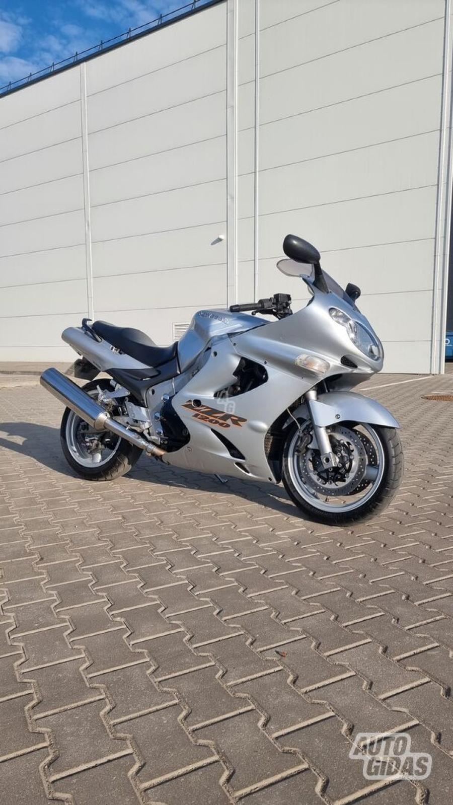 Grey Kawasaki ZZR 2002 in Kaunas, with an engine capacity of 1.17 L and mileage of 28 thousand km for 2300 €, photo 4 on AUTOMOTO.COM.LV