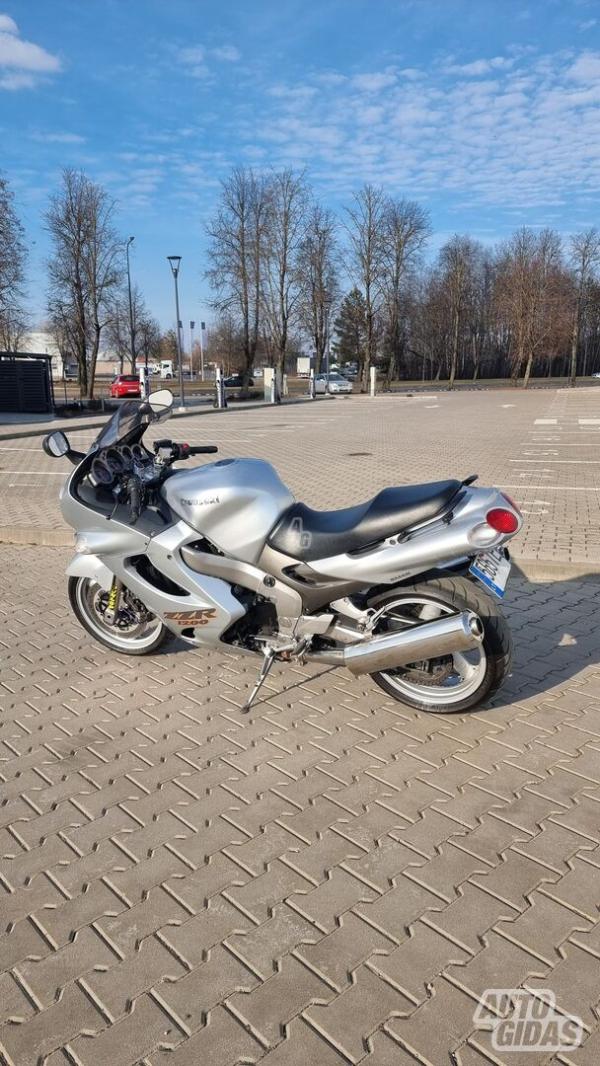 Grey Kawasaki ZZR 2002 in Kaunas, with an engine capacity of 1.17 L and mileage of 28 thousand km for 2300 €, photo 4 on AUTOMOTO.COM.LV
