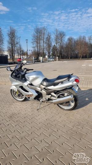 Grey Kawasaki ZZR 2002 in Kaunas, with an engine capacity of 1.17 L and mileage of 28 thousand km for 2300 €, photo 5 on AUTOMOTO.COM.LV