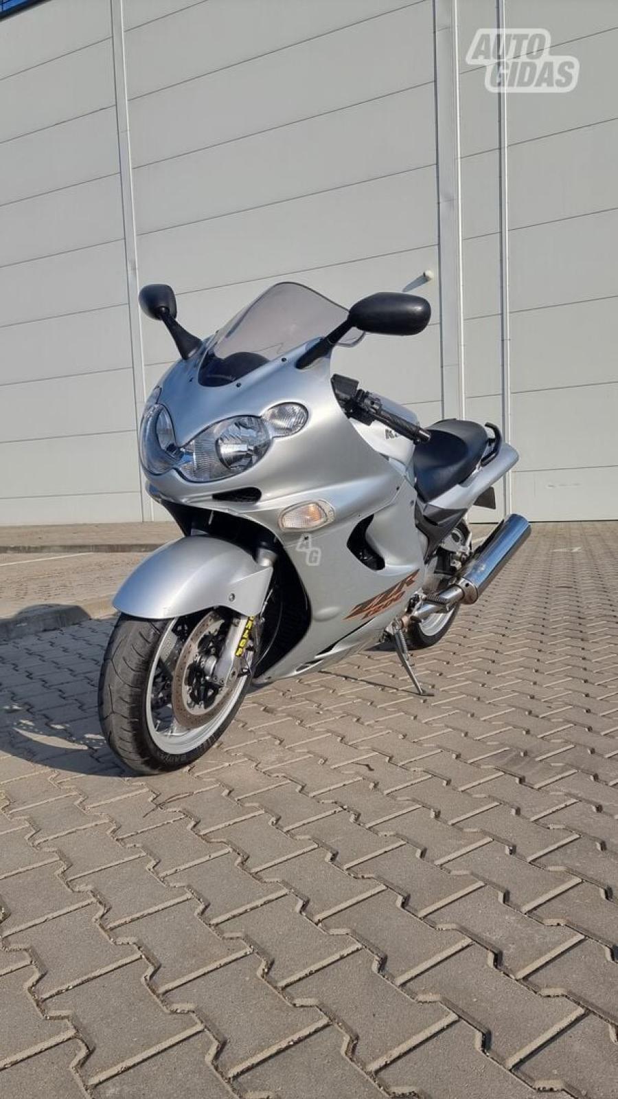 Grey Kawasaki ZZR 2002 in Kaunas, with an engine capacity of 1.17 L and mileage of 28 thousand km for 2300 €, photo 7 on AUTOMOTO.COM.LV