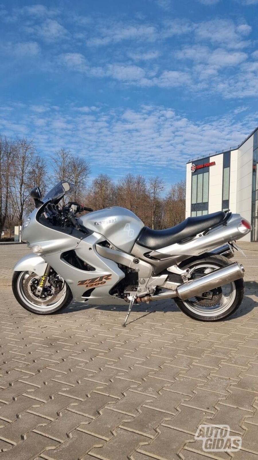 Grey Kawasaki ZZR 2002 in Kaunas, with an engine capacity of 1.17 L and mileage of 28 thousand km for 2300 €, photo 8 on AUTOMOTO.COM.LV