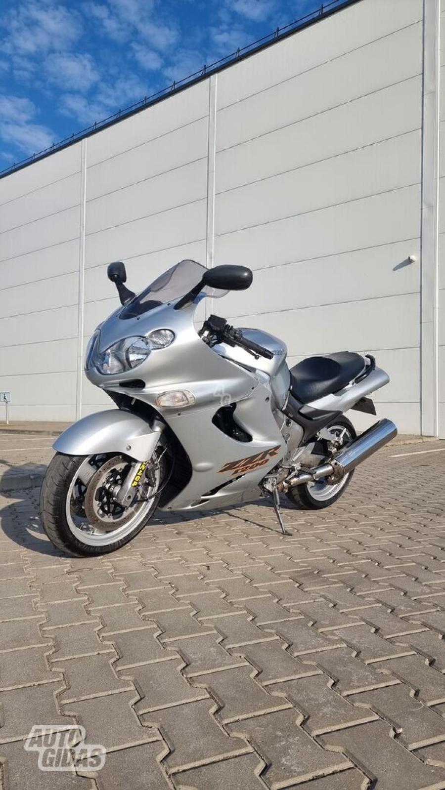 Grey Kawasaki ZZR 2002 in Kaunas, with an engine capacity of 1.17 L and mileage of 28 thousand km for 2300 €, photo 9 on AUTOMOTO.COM.LV
