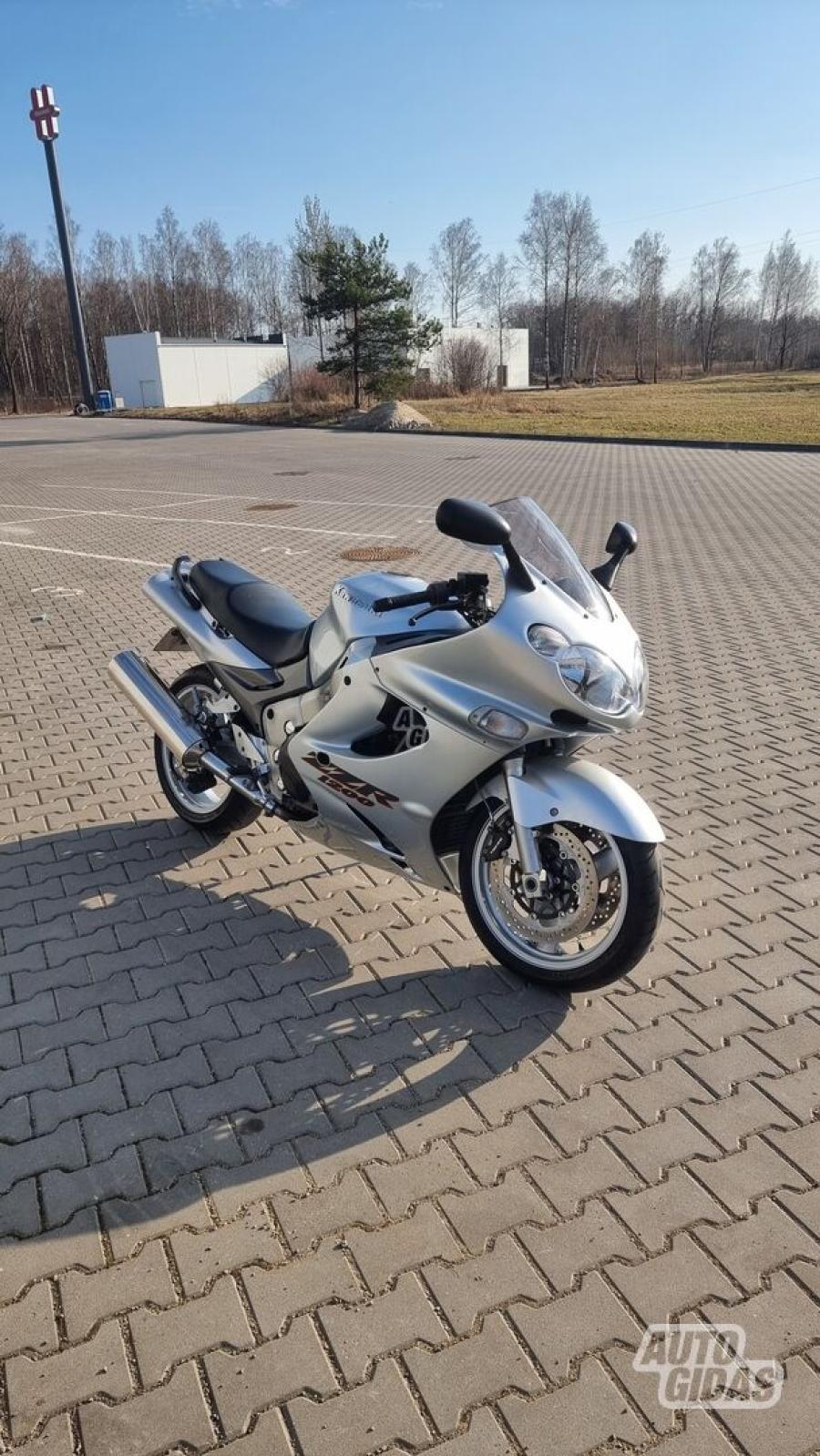 Grey Kawasaki ZZR 2002 in Kaunas, with an engine capacity of 1.17 L and mileage of 28 thousand km for 2300 €, photo 10 on AUTOMOTO.COM.LV