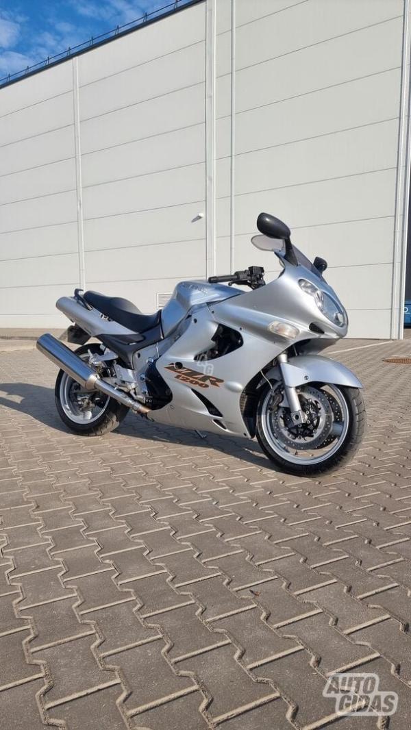 Серый Кавасаки ZZR 2002 в Каунас, объемом двигателя 1.17 л и пробегом 28 тыс. км за 2000 €, фото 1 на AUTOMOTO.COM.LV