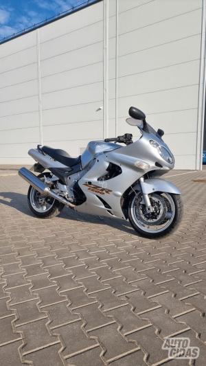 Pelēks Kawasaki ZZR 2002 Kauņa, ar dzinēja tilpumu 1.17 L un nobraukumu 28 tūkst. km par 2000 €, foto  vietnē AUTOMOTO.COM.LV