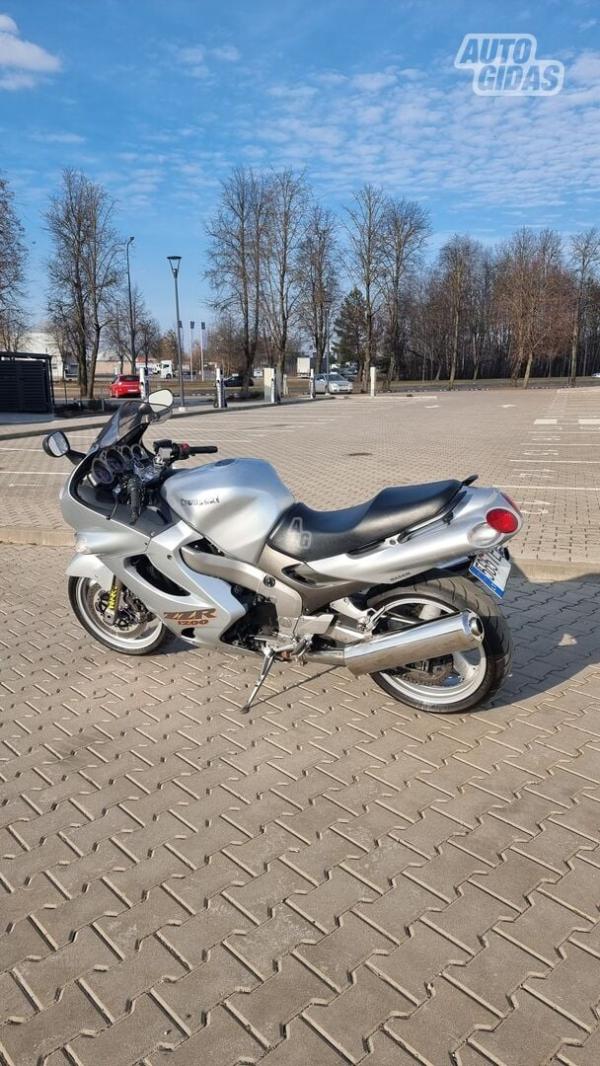 Серый Кавасаки ZZR 2002 в Каунас, объемом двигателя 1.17 л и пробегом 28 тыс. км за 2000 €, фото 4 на AUTOMOTO.COM.LV
