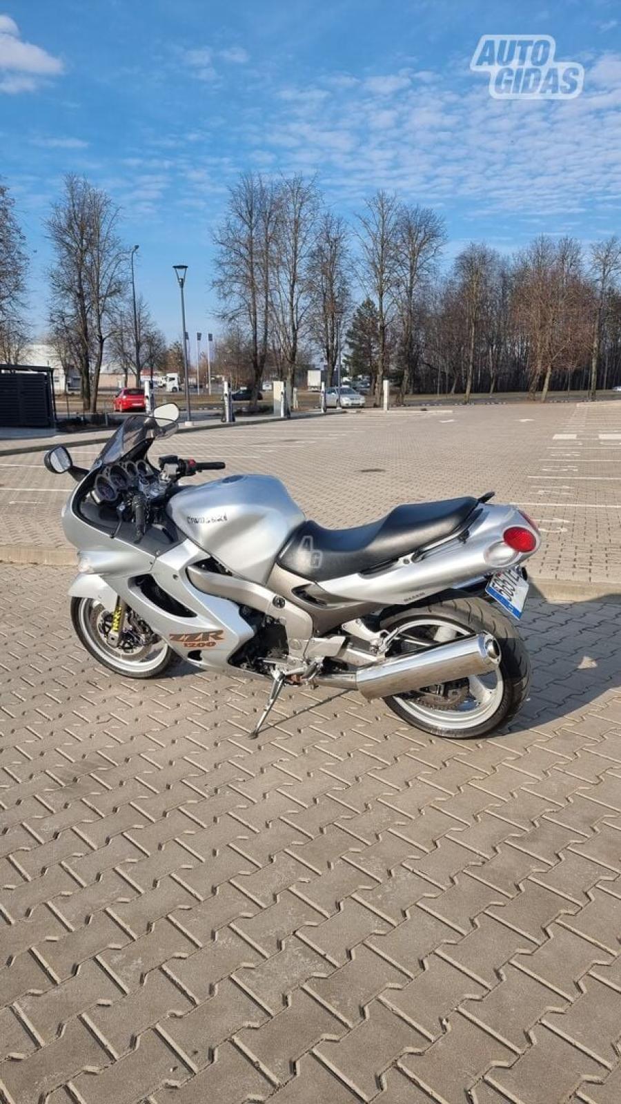 Pelēks Kawasaki ZZR 2002 Kauņa, ar dzinēja tilpumu 1.17 L un nobraukumu 28 tūkst. km par 2000 €, foto 5 vietnē AUTOMOTO.COM.LV