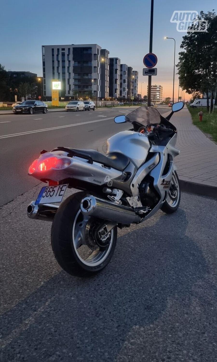 Pelēks Kawasaki ZZR 2002 Kauņa, ar dzinēja tilpumu 1.17 L un nobraukumu 28 tūkst. km par 2000 €, foto 16 vietnē AUTOMOTO.COM.LV