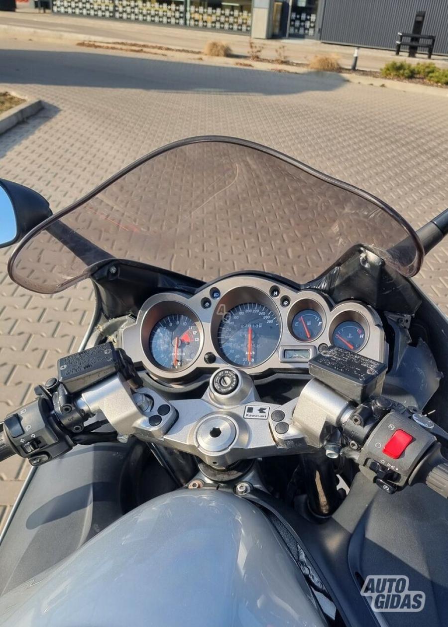 Pelēks Kawasaki ZZR 2002 Kauņa, ar dzinēja tilpumu 1.17 L un nobraukumu 28 tūkst. km par 2000 €, foto 17 vietnē AUTOMOTO.COM.LV