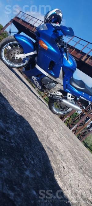 Kawasaki ZZR 1999 in Bauska, with an engine capacity of 0.60 L and mileage of 0 thousand km for 1750 €, photo 3 on AUTOMOTO.COM.LV