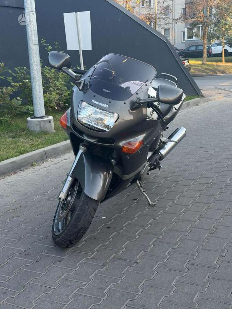 Kawasaki ZZR 1999 in Vilnius, with an engine capacity of 0.60 L and mileage of 58 thousand km for 1490 €, photo 3 on AUTOMOTO.COM.LV