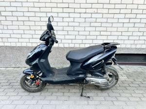 Black Keeway Focus 2014 in Taurage, with an engine capacity of 49.00 L and mileage of 5 thousand km for 380 €, photo 4 on AUTOMOTO.COM.LV