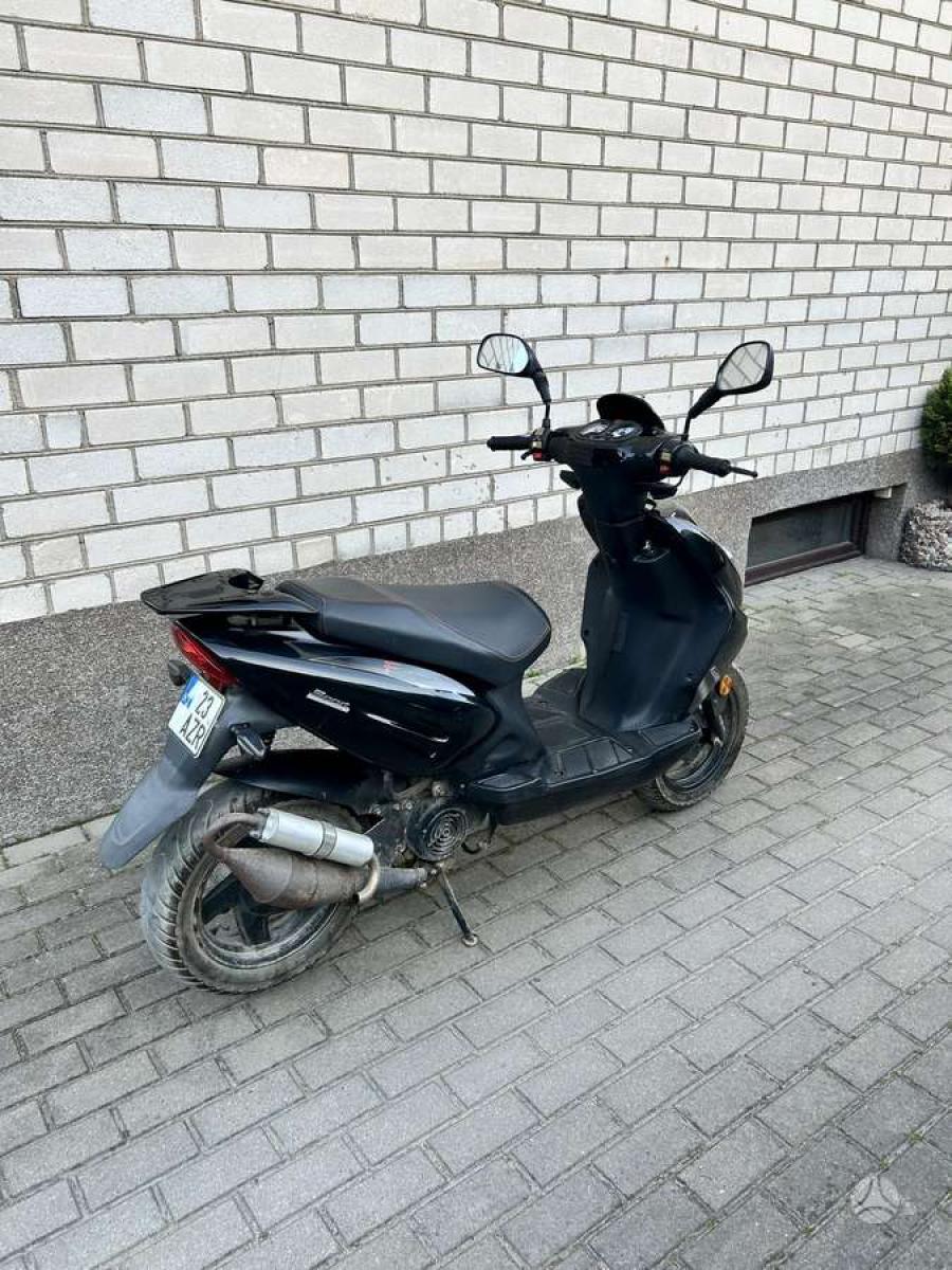 Black Keeway Focus 2014 in Taurage, with an engine capacity of 49.00 L and mileage of 5 thousand km for 380 €, photo 9 on AUTOMOTO.COM.LV