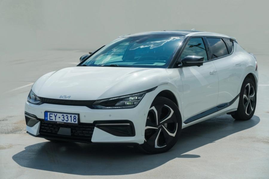 White Kia Capital 2021 in Riga, with an engine capacity of 0.00 L and mileage of 98 thousand km for 30000 €, photo 1 on AUTOMOTO.COM.LV