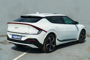 White Kia Capital 2021 in Riga, with an engine capacity of 0.00 L and mileage of 98 thousand km for 30000 €, photo 5 on AUTOMOTO.COM.LV