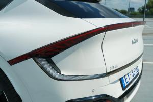 White Kia Capital 2021 in Riga, with an engine capacity of 0.00 L and mileage of 98 thousand km for 30000 €, photo 6 on AUTOMOTO.COM.LV
