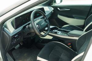 White Kia Capital 2021 in Riga, with an engine capacity of 0.00 L and mileage of 98 thousand km for 30000 €, photo 12 on AUTOMOTO.COM.LV