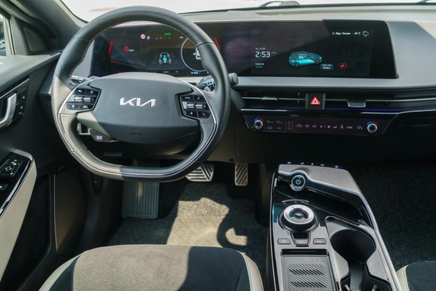White Kia Capital 2021 in Riga, with an engine capacity of 0.00 L and mileage of 98 thousand km for 30000 €, photo 15 on AUTOMOTO.COM.LV