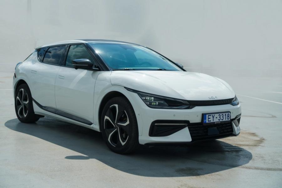 White Kia Capital 2021 in Riga, with an engine capacity of 0.00 L and mileage of 98 thousand km for 30000 €, photo 16 on AUTOMOTO.COM.LV