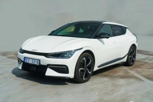 White Kia Capital 2021 in Riga, with an engine capacity of 0.00 L and mileage of 98 thousand km for 30000 €, photo 17 on AUTOMOTO.COM.LV