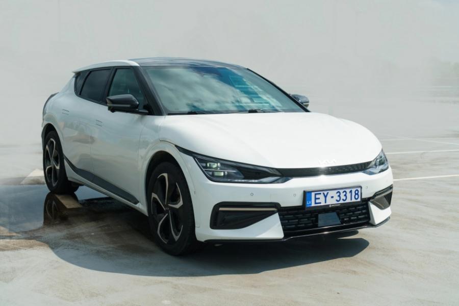 White Kia Capital 2021 in Riga, with an engine capacity of 0.00 L and mileage of 98 thousand km for 30000 €, photo 18 on AUTOMOTO.COM.LV