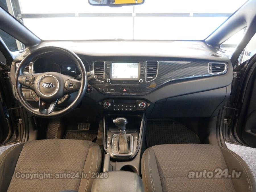 Beige Kia Carens 2017 in Tallinn, with an engine capacity of 1.70 L and mileage of 117 thousand km for 8990 €, photo 6 on AUTOMOTO.COM.LV