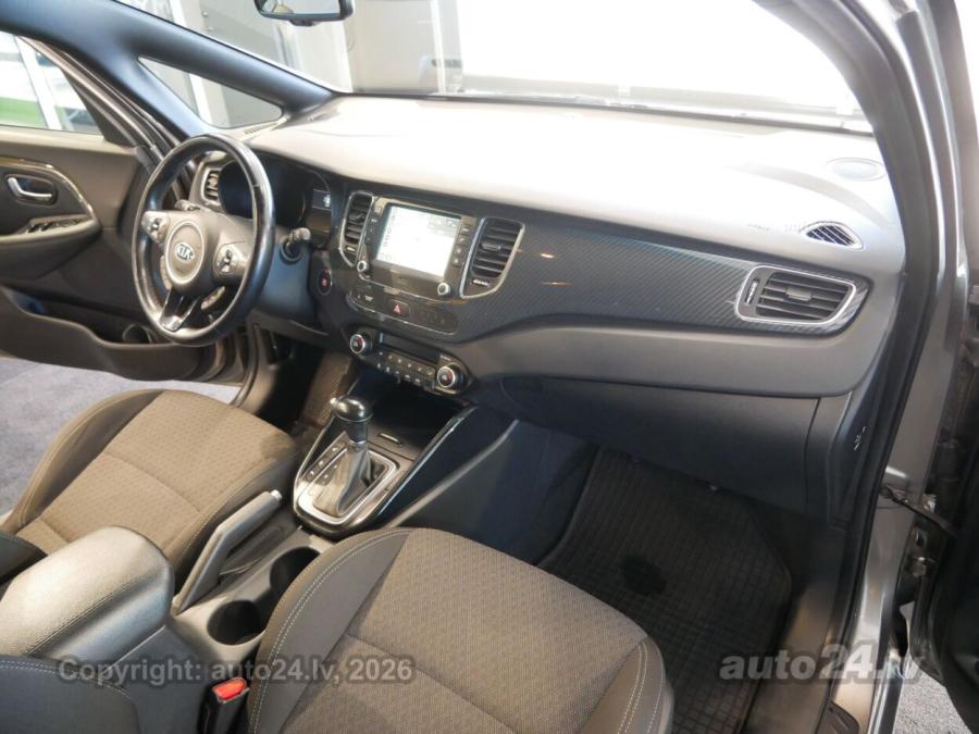 Beige Kia Carens 2017 in Tallinn, with an engine capacity of 1.70 L and mileage of 117 thousand km for 8990 €, photo 10 on AUTOMOTO.COM.LV